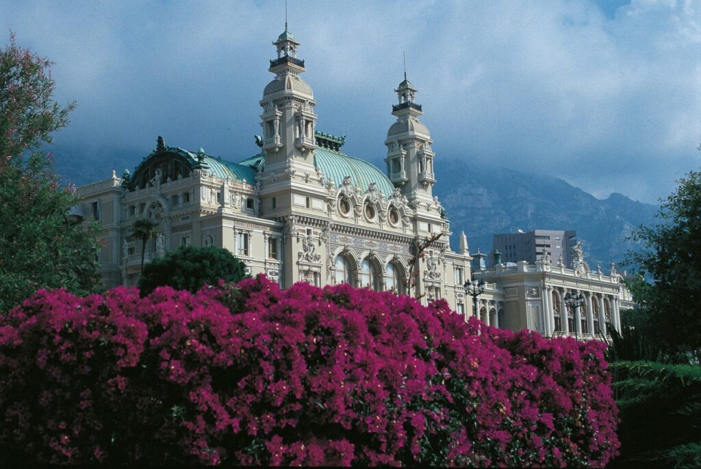 Monako: Zemlja bogatih i slavnih