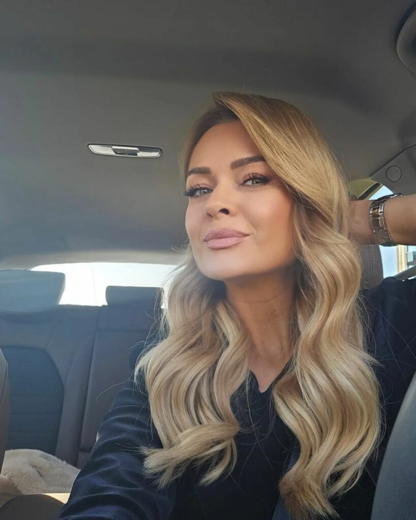 Mineina frizura s valovima kao inspiracija dana